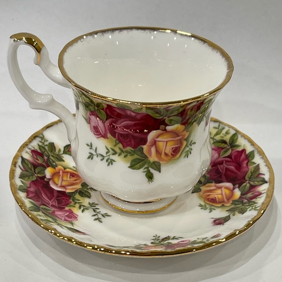 Royal Albert | Kitchen | Vintage Royal Albert Bone China Old Country Roses Tea Cup And Saucer ...